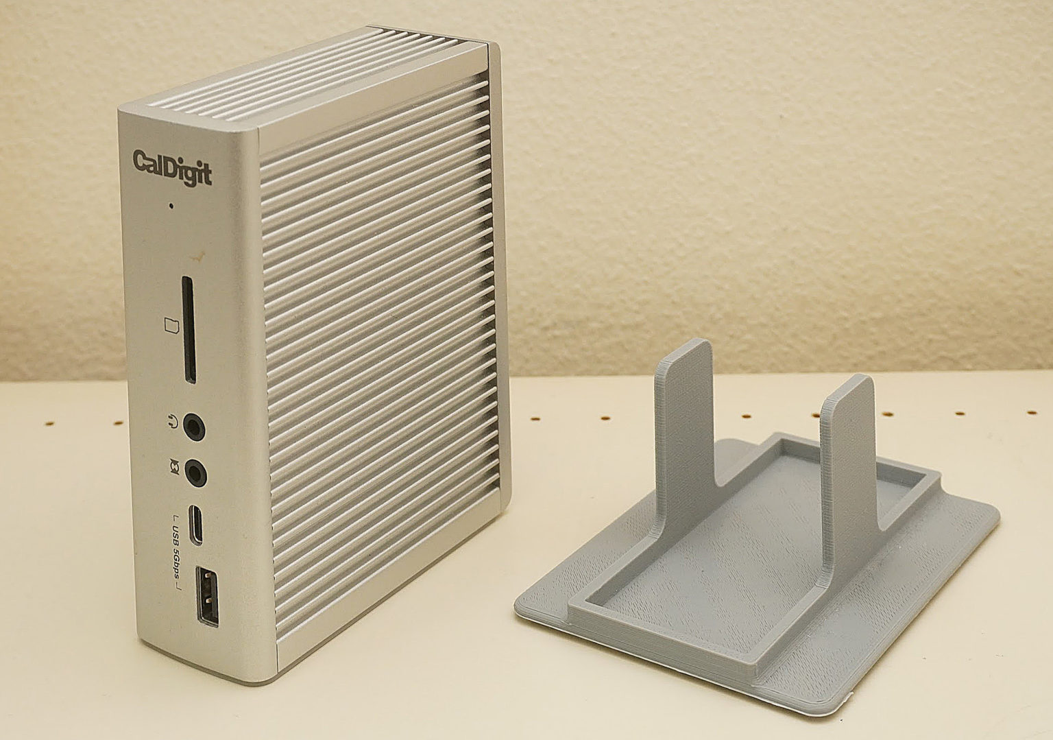 3D printed stand for the Thunderbolt3 dock CalDigit TS3 plus - make it easy